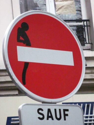 Fazendo arte com a sinalização urbana: Clet • Designerd